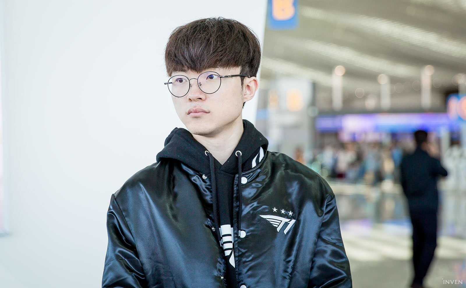 LoL — SKT T1 formally rebrands to T1, reveals new logo and merchandise ...