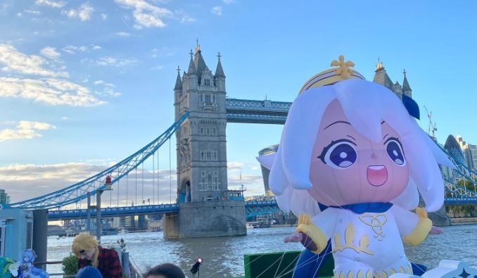 Genshin Impact: a giant Paimon sails in the middle of London - Millenium