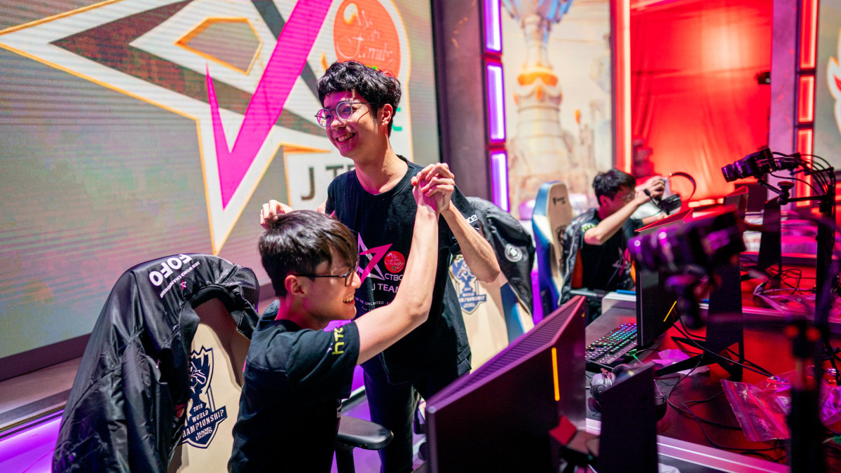 LoL Worlds Day 1 — J Team shock FPX; SKT, IG, Splyce, RNG & Team Liquid win - Millenium